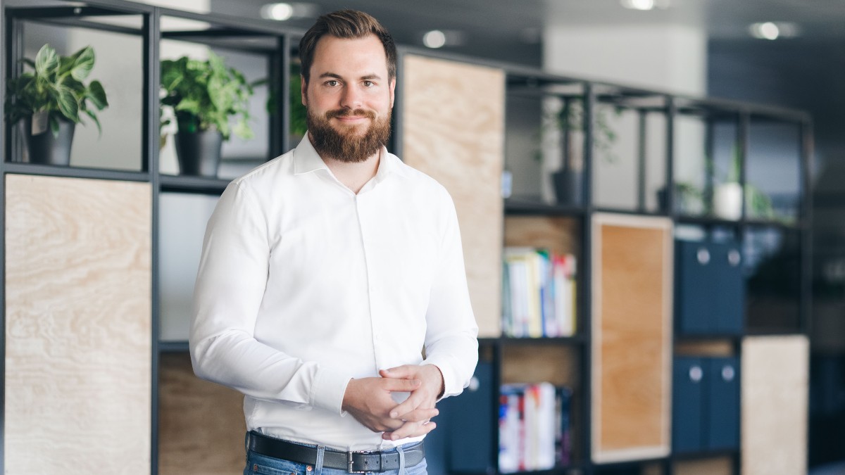 Empowering deskless workers with technology - Raconteur